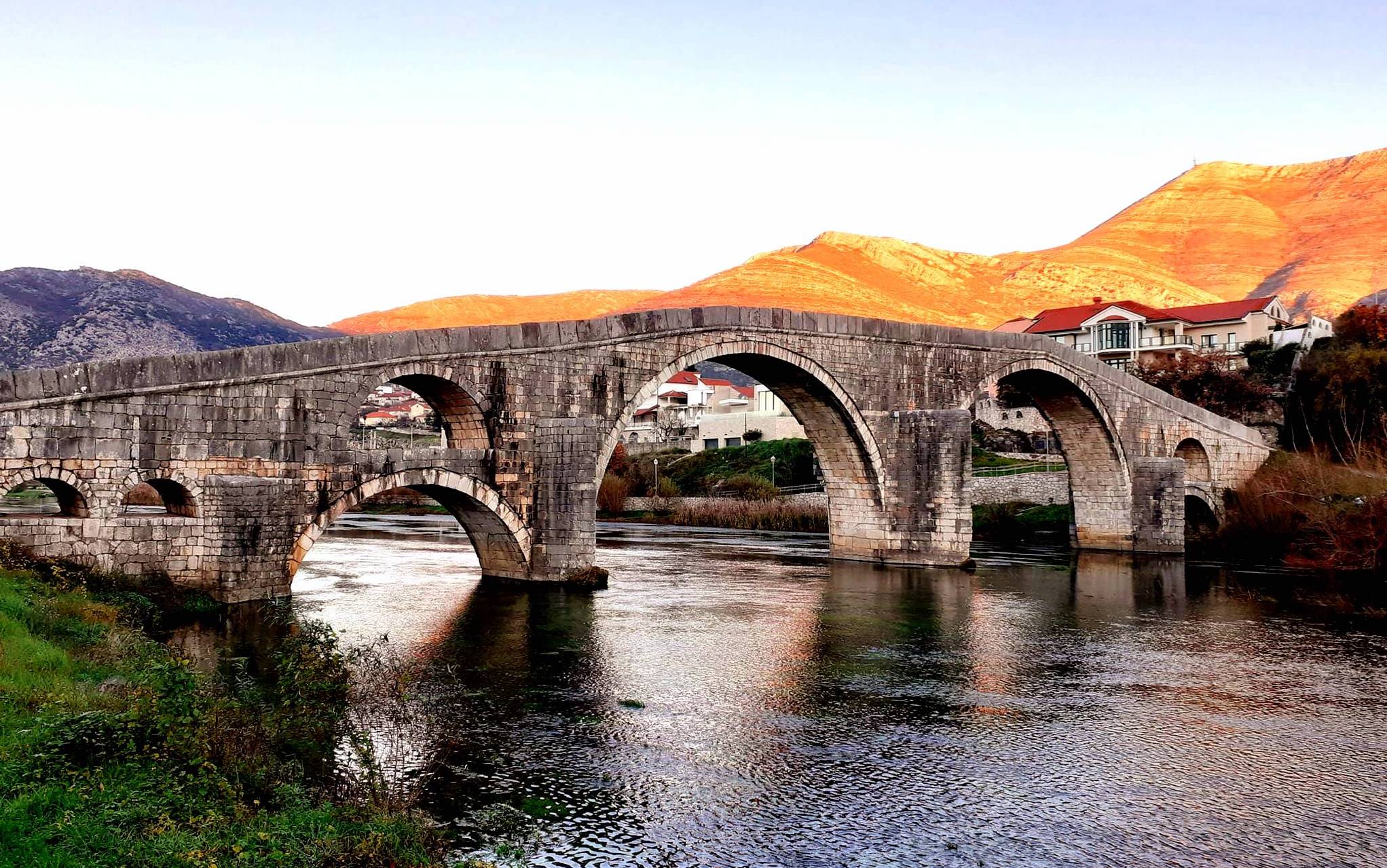 Trebinje: Fluss-Stadt im rauen Karst-Gebirge - Reise-Liebe